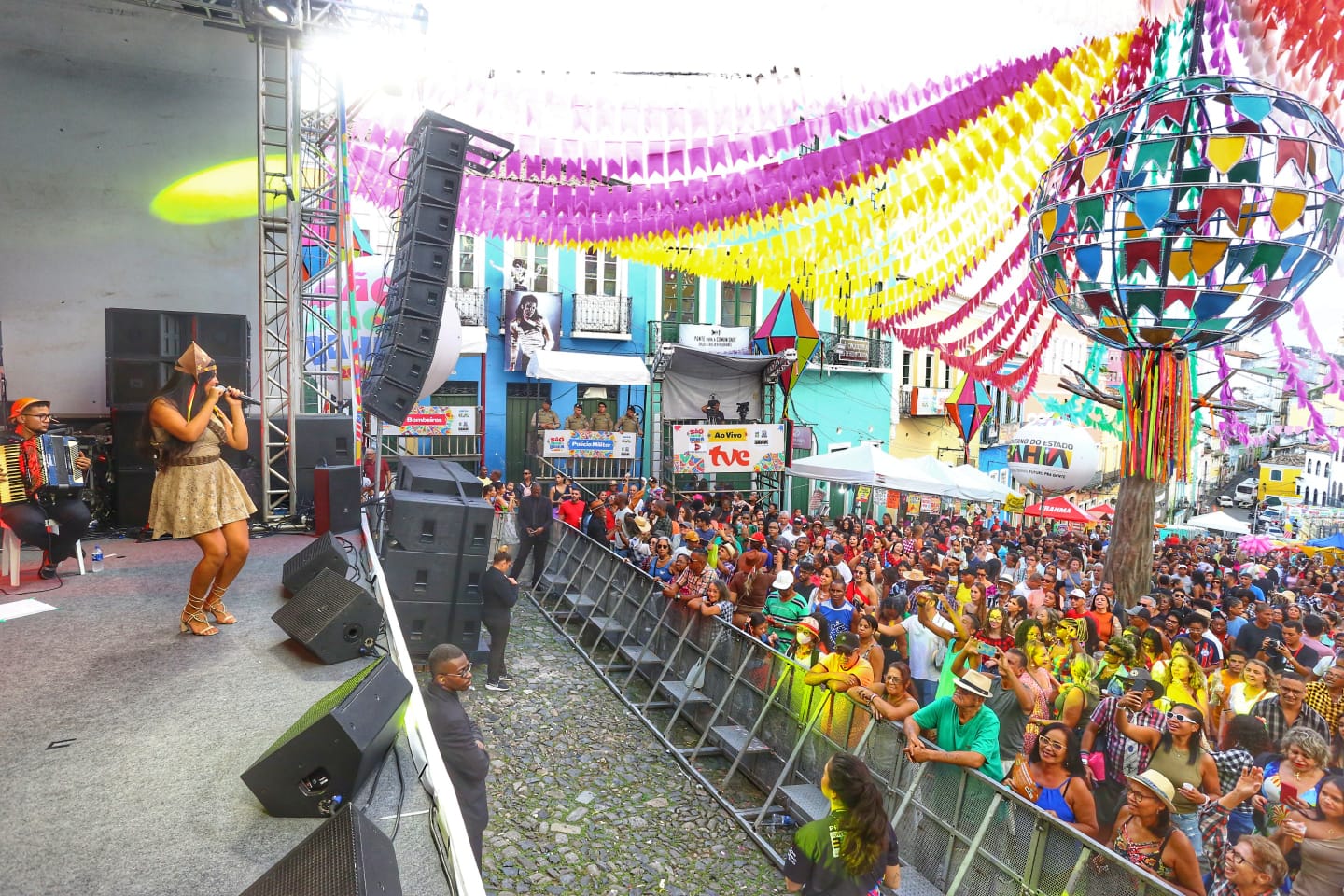 Mais de 300 mil pessoas celebraram o São João no Pelourinho | Catado de ... Mais de 300 mil pessoas celebraram o São João no Pelourinho | Catado de ...